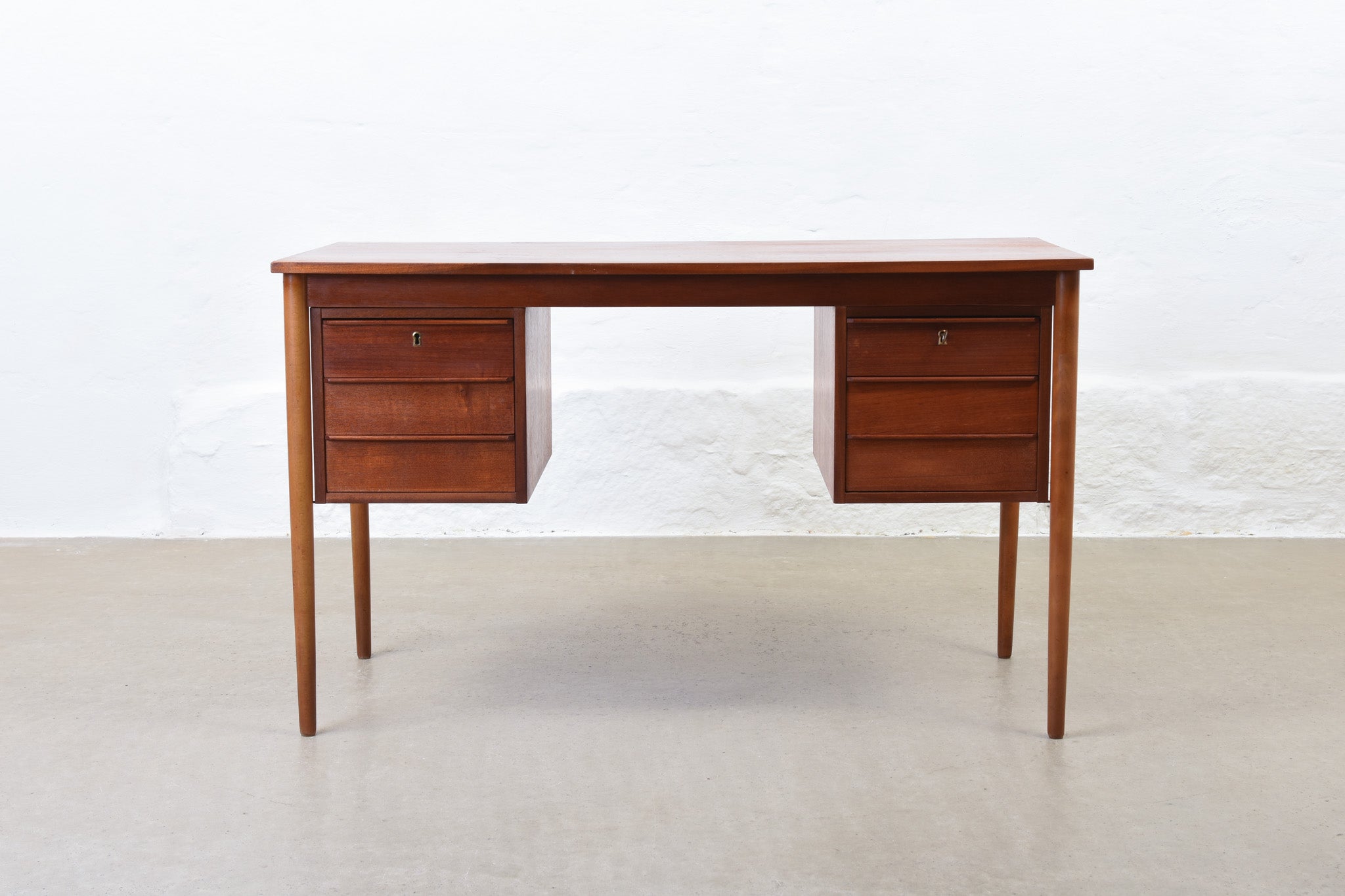1960s twin pedestal desk in teak - 128L cm – CHASE & SORENSEN