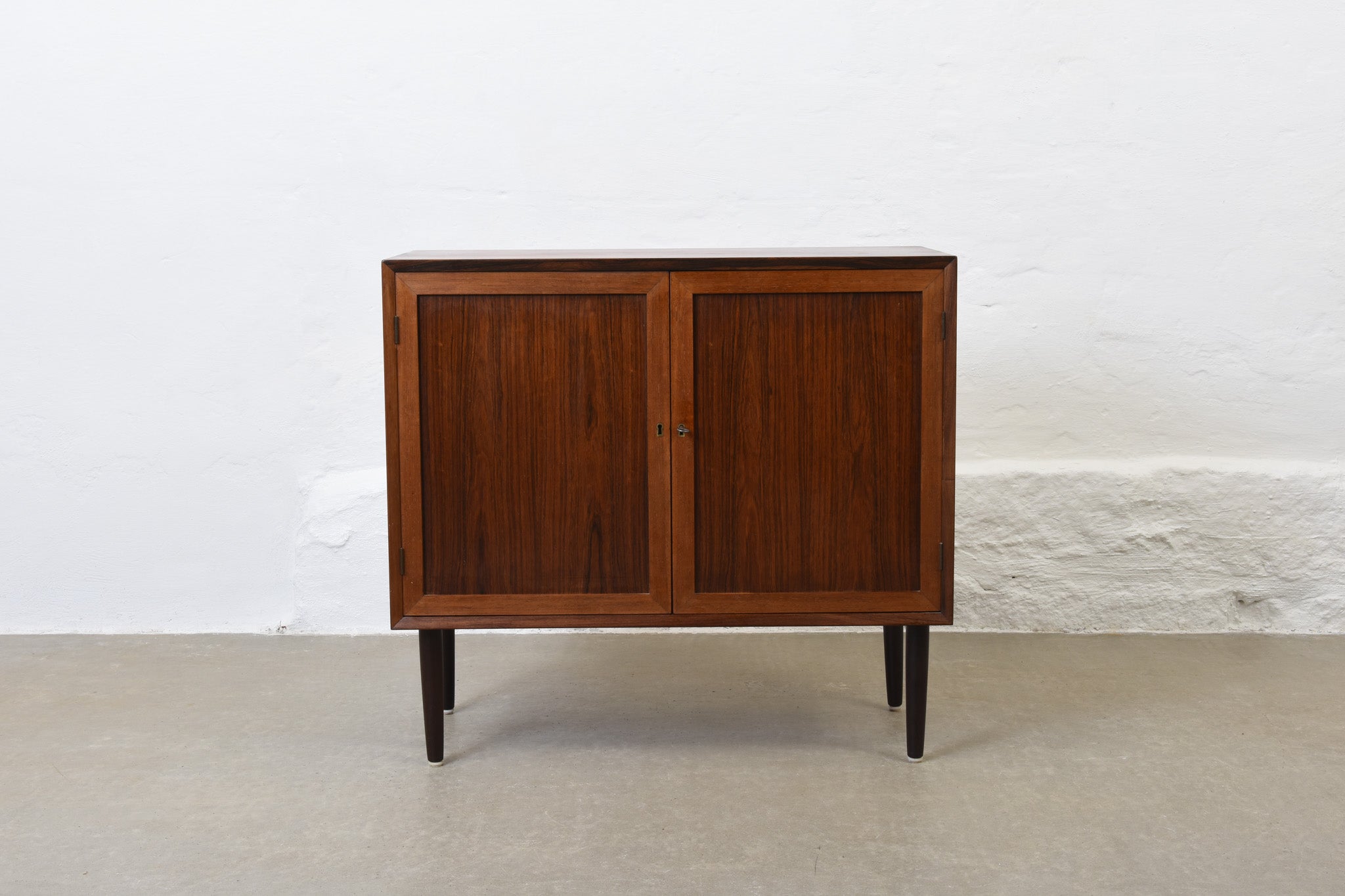 1960s short sideboard in rosewood – CHASE & SORENSEN