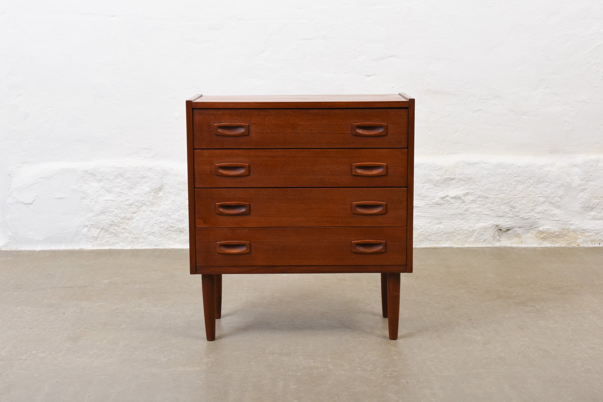 Low teak chest with inset handles – CHASE & SORENSEN