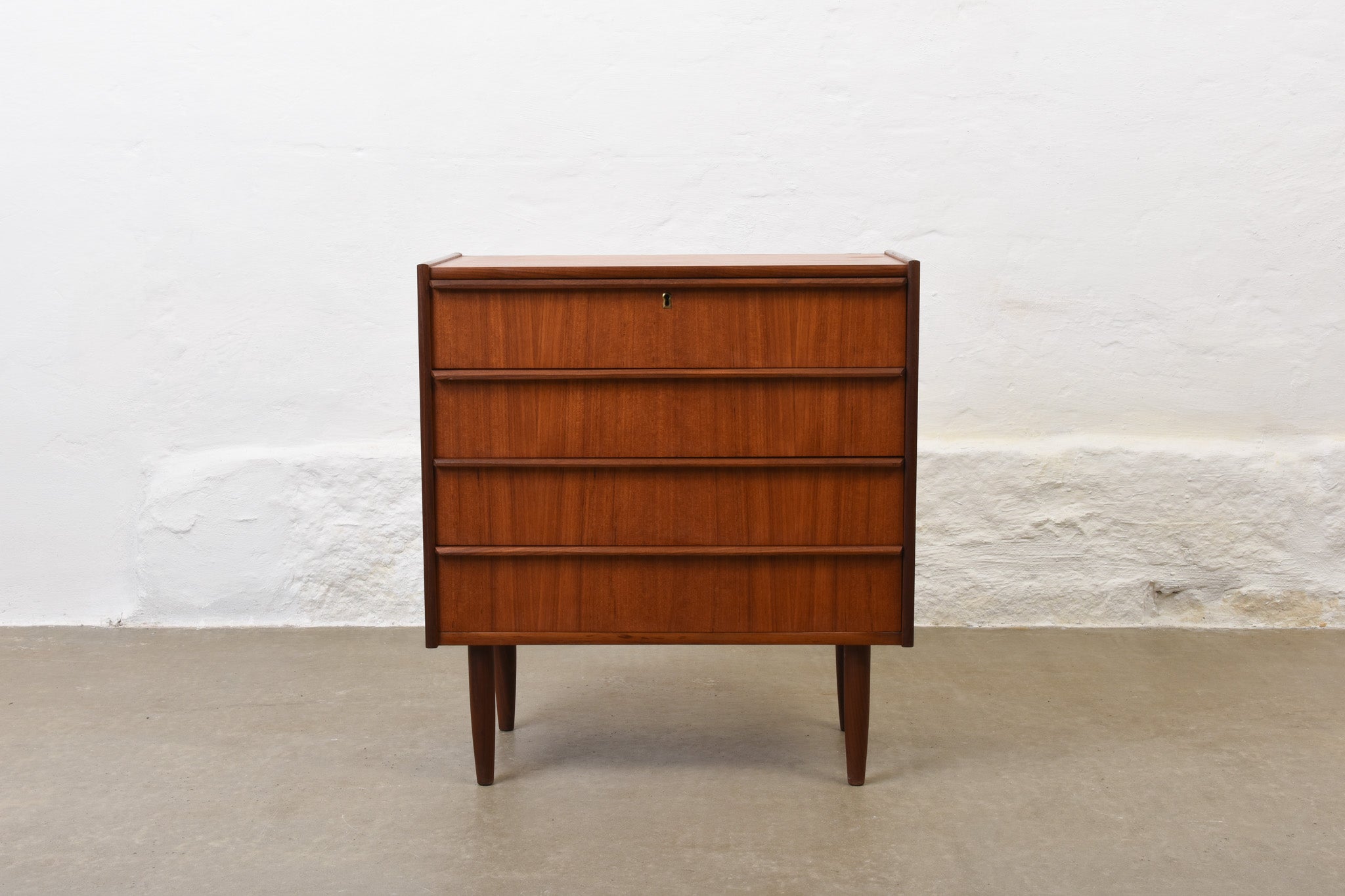 Low teak chest with lipped handles – CHASE & SORENSEN