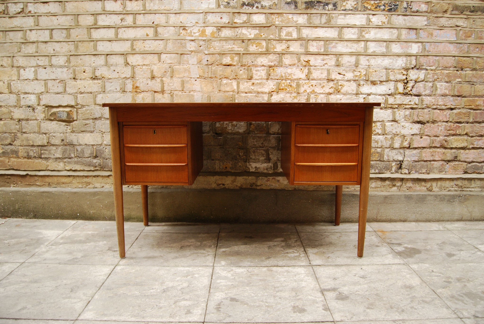 Twin pedestal desk – CHASE & SORENSEN