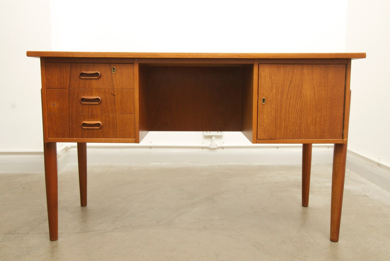 Teak desk no. 2 – CHASE & SORENSEN