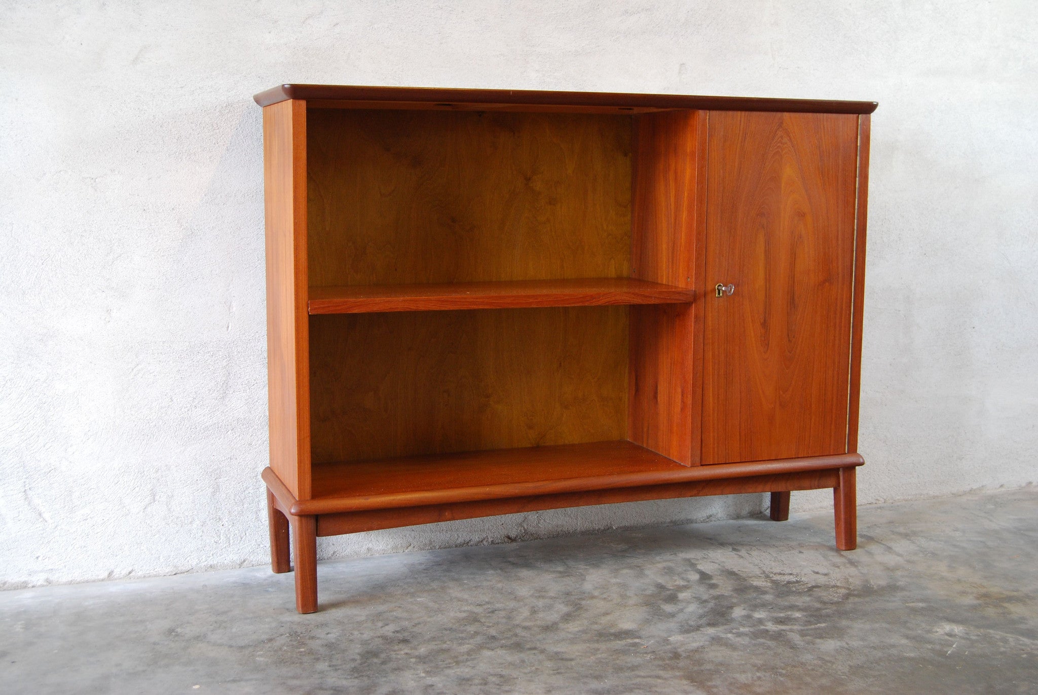 Low bookshelf – CHASE & SORENSEN