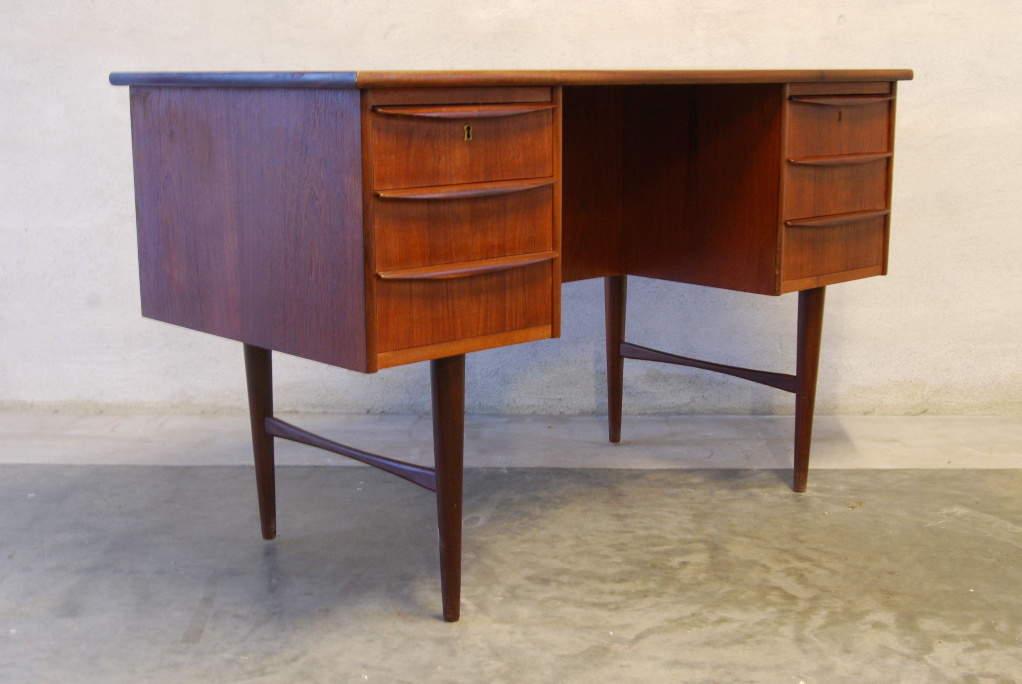 Twin pedestal desk in teak – CHASE & SORENSEN