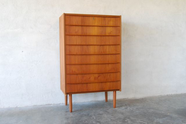 Chest of eight drawers in teak – CHASE & SORENSEN