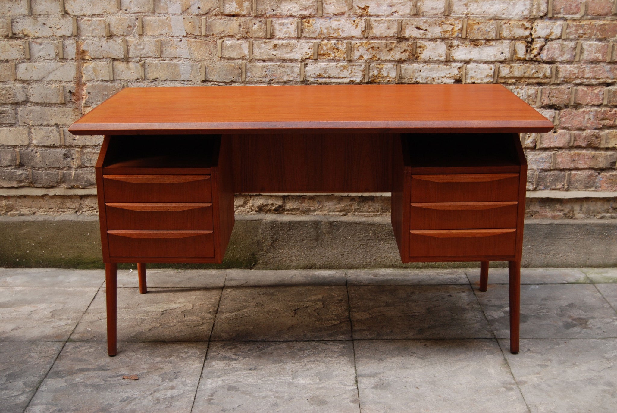 Executive desk in teak – CHASE & SORENSEN