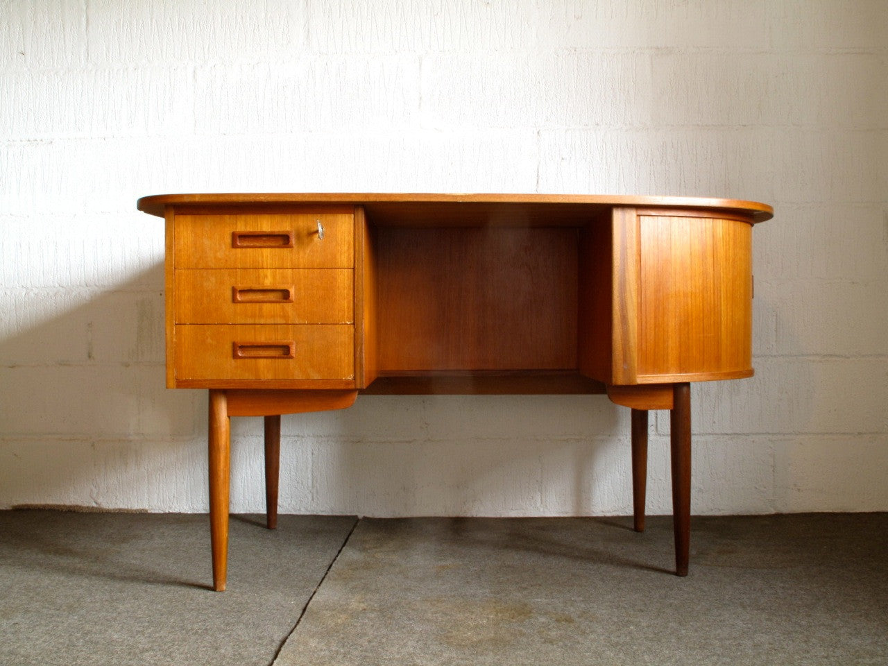 Teak desk with oblong surface – CHASE & SORENSEN