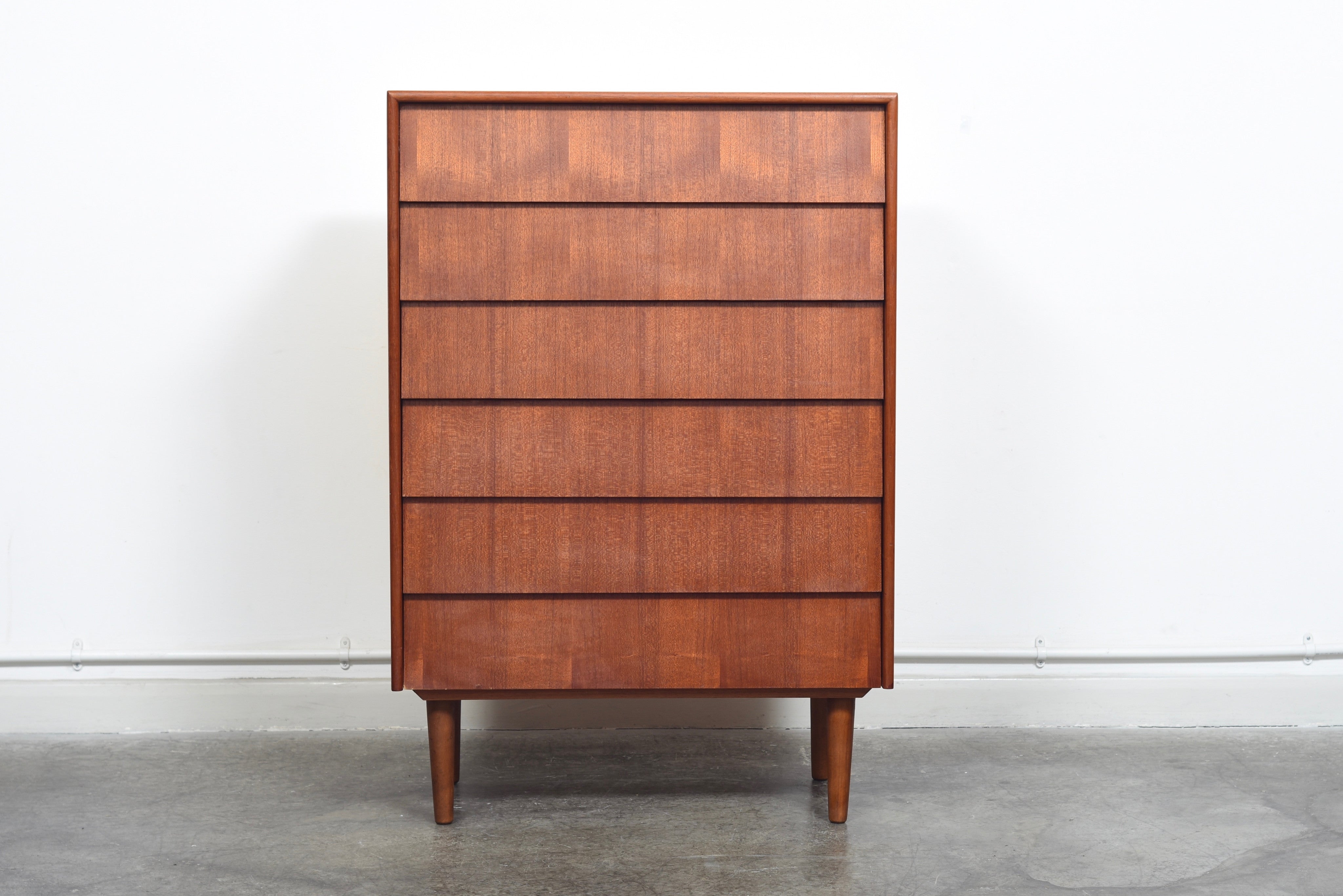 Chest of six angled drawers in teak – CHASE & SORENSEN