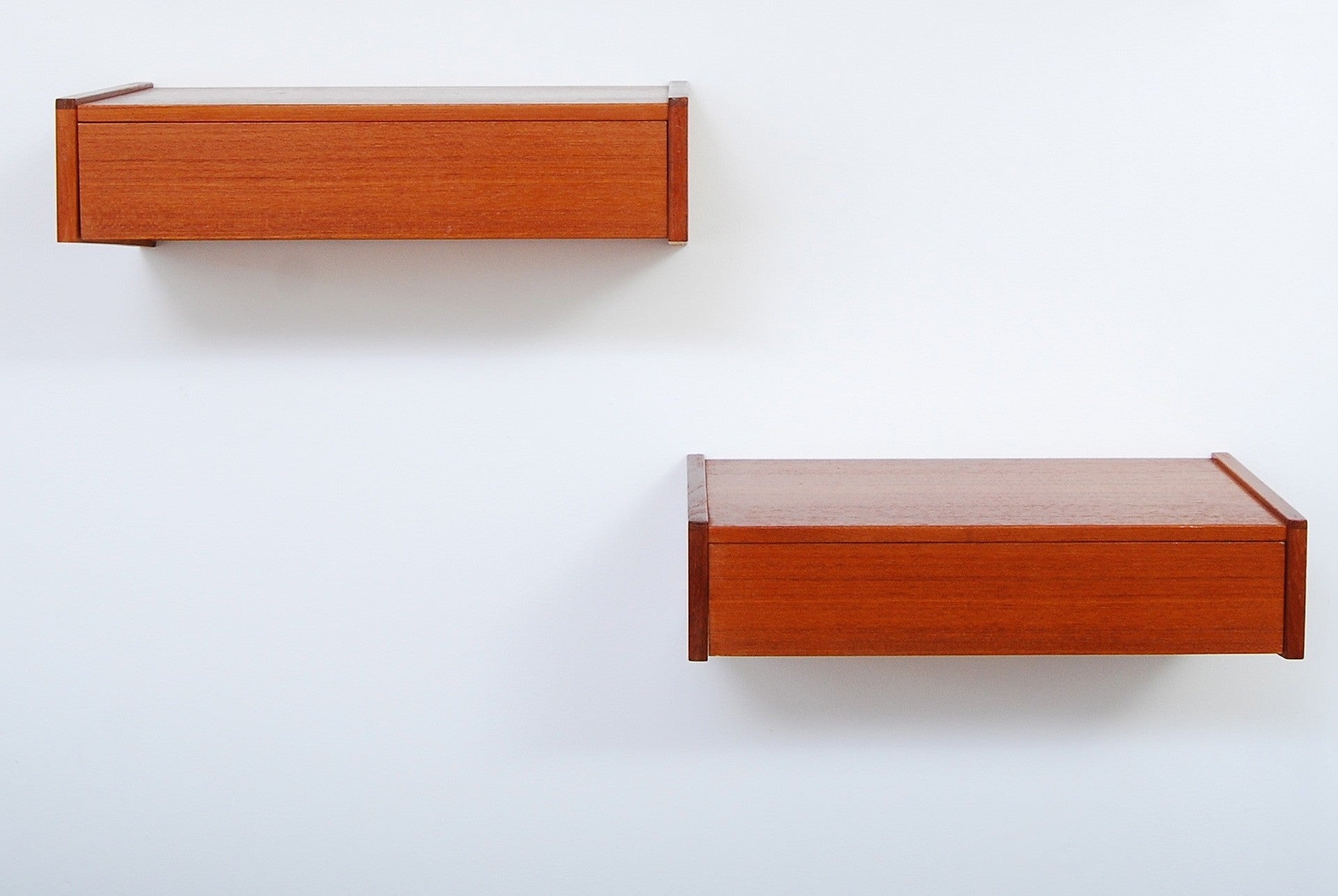 Pair of floating bedside tables – CHASE & SORENSEN